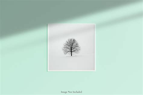 그림자 3d 렌더링이 있는 빈 벽 방에 매달려 있는 현실적인 흰색 사각형 사진 프레임 모형 프리미엄 Psd 파일