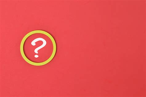 복사 공간이 있는 빨간색 배경에 그려진 물음표입니다 맨 위 보기입니다 0명에 대한 스톡 사진 및 기타 이미지 0명 개념