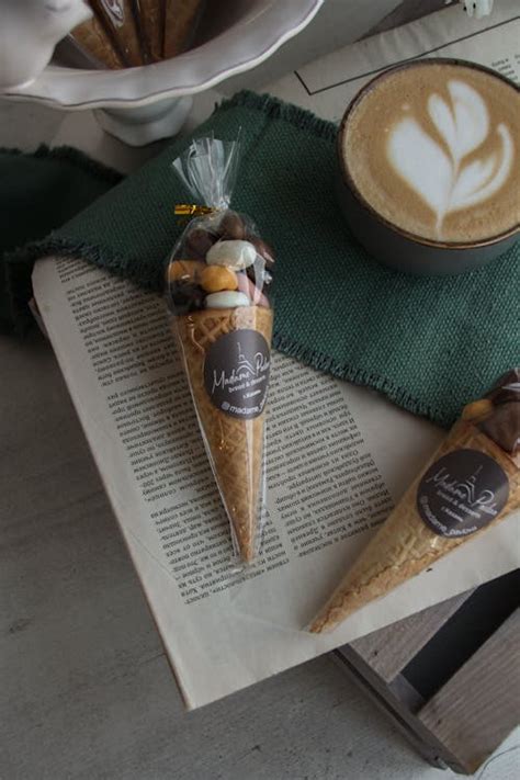 가정 다운 거품 같은 과자 너트 믹스 녹색 냅킨 달콤한 대접 독서하는 디저트 디저트 디스플레이 디저트 콘 라떼 라이프스타일 맛있는 매우 복잡한