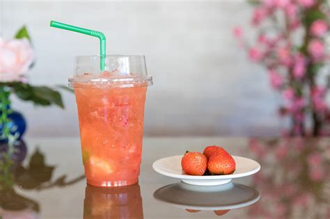 달콤한 음료 얼음 차가운 칵테일 딸기 소다 카페 위에 이탈리아 소다 콜드 음료와 딸기 과일 민트와 얼음을 유리로 곁들인 딸기 음료 0명에 대한 스톡 사진 및 기타 이미지