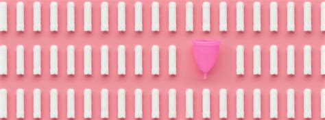 분홍색 배경에 생리컵과 탐폰 대체 여성 위생 제품 기간 동안 여성 건강 개념입니다 공간을 복사합니다 환경 친화적 인 개념 제로 폐기물 제품 플랫 레이 모형 템플릿 0명에