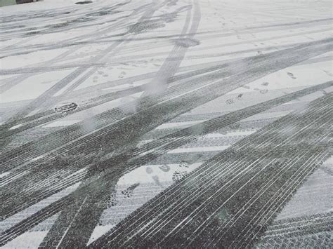 온 세상이 하얗게 뒤덥여 있어도 오늘의 일상은 늘 그렇듯이 각자의 길로 분주하기만 합니다 꽁꽁 얼어붙은 추운겨울날 바쁜일상에 잠시나마 차 한잔의 여유로움으로 지친
