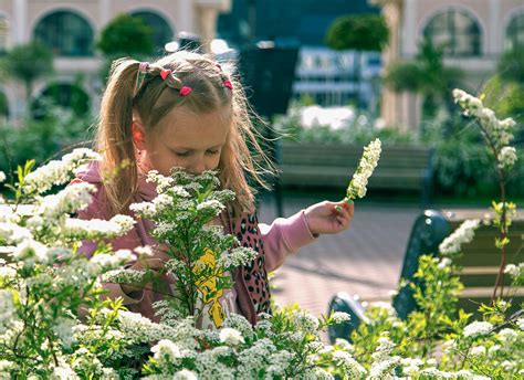 귀여운 귀중한 금발 나뭇잎 냄새가 나는 눈을 감다 머리띠 메니큐어 칠한 손톱 사람 사랑스러운 식물 아이 어린 소녀 예쁜 잡고 있는 핑크 까마귀