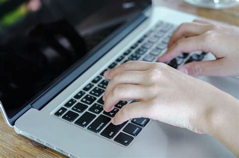 랩톱 키보드에 입력하는 사업가의 클로즈업 기업 재무와 산업에 대한 스톡 사진 및 기타 이미지 기업 재무와 산업 노트북 노트북 사용하기 Istock