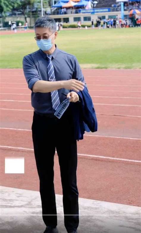 46岁医院副院长运动会走红，爱好攀岩、滑翔伞：希望能言传身教刘韦淞