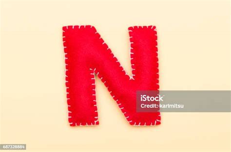 크림 바탕에 고립 빨간 펠트 N 알파벳의 편지에 의하여 이루어져 있다 0명에 대한 스톡 사진 및 기타 이미지 0명 노랑 문자 Istock