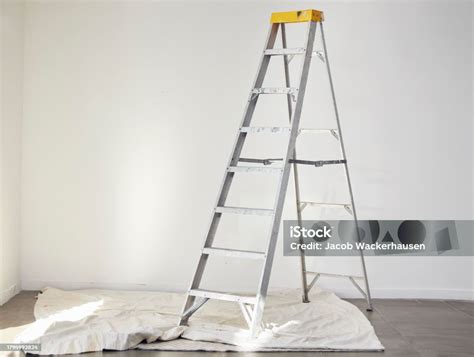 사다리 방 인테리어 및 벽 페인팅 또는 수리를 위한 주택 개조 프로젝트 고립 부동산 개발 및 아파트 건물 Diy 주택의 페인트 공정용 시트와 함께 0명에 대한 스톡 사진 및