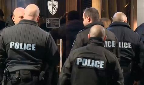 Среднощна полицейска акция в столични дискотеки Снимки