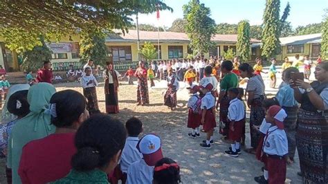 Sdk 041 Talibura Di Sikka Ntt Sambut Siswa Baru Dengan Seremonial Adat