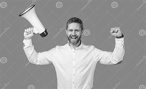 Hombre Feliz Altavoz Y Anuncio En El Estudio Hombre Con Altavoz Para