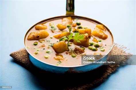 인도 알루 만든다고 카레감자와 완두콩 양파 토마토 국물에 몰입 하 고 고 수 잎 Garnished Karahi Kadhai 또는 냄비 또는 그릇에 제공 됩니다 선택적 초점