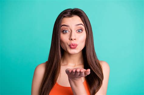 닫기 사진 달콤한 사랑 스러운 여자 긍정적인 쾌활 한 콘텐츠 만족 보내기에 어 키스 유치 소년 남자 원하는 날짜 착용 유행 귀여운 좋은 의류 탱크 탑 고립 된 청록색 배경