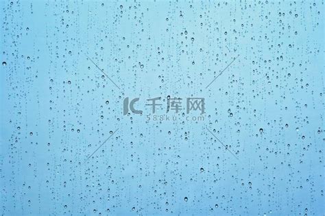 雨水滴在窗玻璃纹理背景的水滴。雨点落在窗户上高清摄影大图 千库网