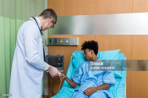 손가락 끝 맥박 산소 측정기로 산소화를 검사하는 환자 산소의 포화 혈액 맥박수 및 산소 측정 16 17 살에 대한 스톡 사진 및 기타 이미지 Istock