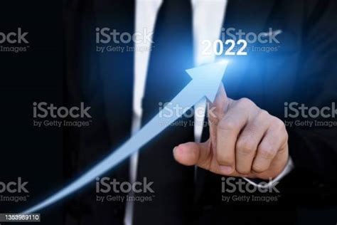 2022년 사업 성장 개념 화살표 그래프 기업 미래 성장 계획을 가리키는 사업가 2021년에 대한 스톡 사진 및 기타 이미지 2021년 2022년 개념 Istock