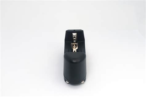 흰색 배경에 단일 Aa 또는 Aaa 배터리 충전기의 전면 보기 0명에 대한 스톡 사진 및 기타 이미지 0명 가득 찬 개념 Istock