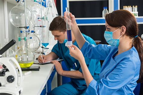 일부 연구는 실험실에서 만드는 유니폼에 젊은 남성과 여성 과학자 Dna에 대한 스톡 사진 및 기타 이미지 Dna Stem 주제 건강관리와 의술 Istock