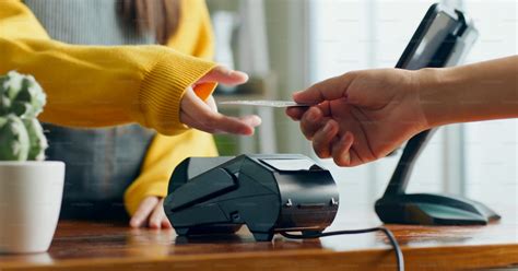 카페 레스토랑에서 주인에게 지불하기 위해 신용 카드를 사용하는 고객 무 현금 기술 및 신용 카드 결제 개념 사진 Unsplash의 식품 서비스 직업 이미지