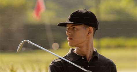 손에 골프채를 들고 있는 남자 사진 Unsplash의 골프 이미지