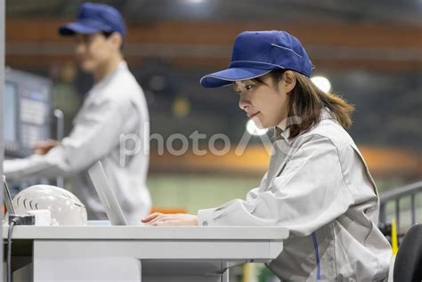 工場で働く男女作業員 No 32906356｜写真素材なら「写真ac」無料（フリー）ダウンロードok