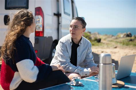 가장 친한 친구 걱정 없는 경로 고요한 관광객 남성 남자 대화 도로 라이프스타일 로드 트립 모험 목적지 바다 방랑벽 밴 봄 방학 서로를