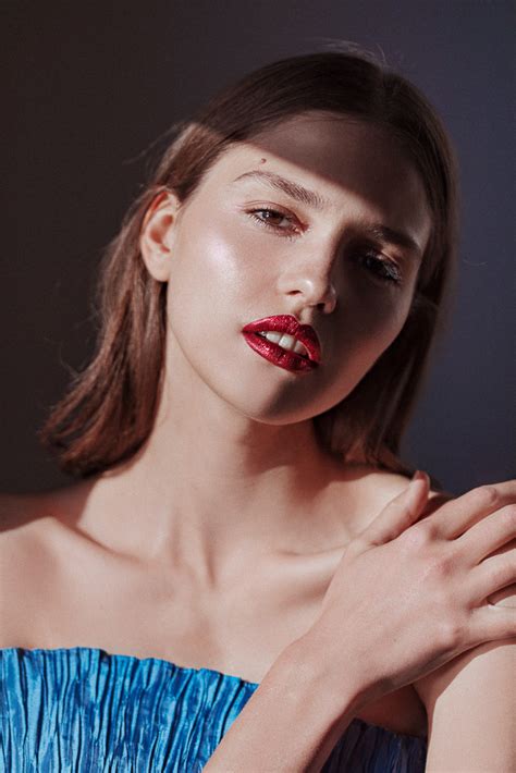 Subtle Glitter Makeup Ideas For The Holidays Into The Gloss