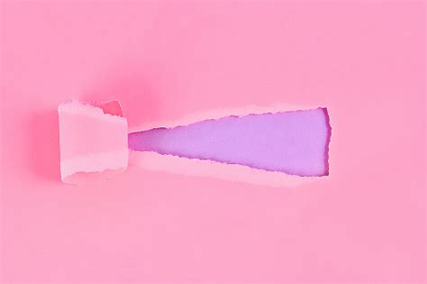 메시지 공간이 있는 찢어진 색으로 감싸인 용지입니다 구멍은 배경에 종이에 찢어 복사 공간 0명에 대한 스톡 사진 및 기타 이미지