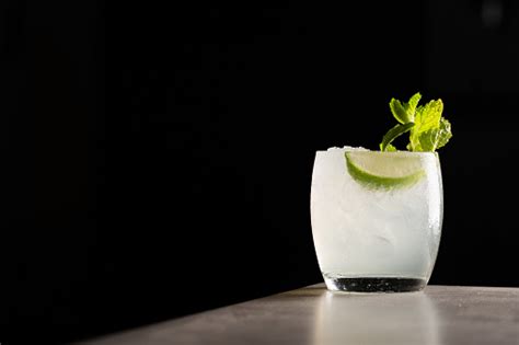 수제 모스크바 뮬 칵테일 술 러시아 보드카 라임 주스 시럽 및 생강 맥주 Moscow Mule Cocktail에 대한 스톡 사진 및 기타 이미지 Moscow Mule