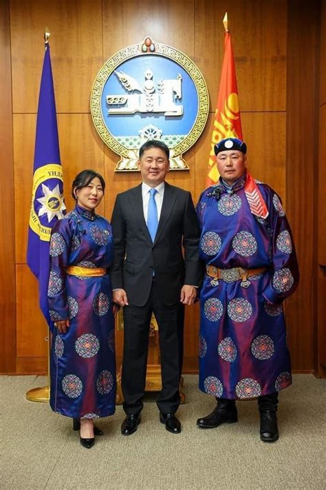 НААДАМ Ерөнхийлөгч У Хүрэлсүх малчин эмэгтэйн өөрт нь зориулж урласан дээлээр гангарчээ Isee Mn