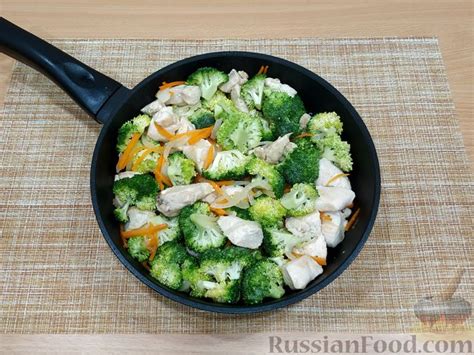 Рецепт Курица тушенная с брокколи в сливочном соусе на