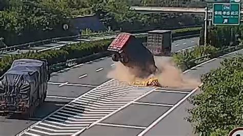 货车司机低头看导航高速撞车，副驾驶未系安全带被甩出车外七环视频澎湃新闻 The Paper