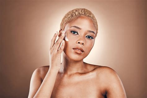 아름다움 흑인 여성 그리고 피부과 화장품을 위한 갈색 배경에 크림이 있는 얼굴 초상화 깨끗하고 건강한 피부로 스킨케어 셀프 케어 얼굴 광채를 위한 스튜디오의 에스테틱 모델