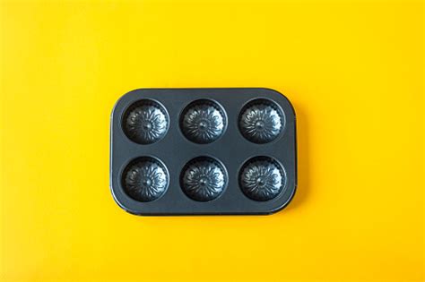 노란색 바탕에 컵 케이크를 제빵에 대 한 금속 형태 미니입니다 평면도 평면 위치 개념과 주제에 대한 스톡 사진 및 기타 이미지 개념과 주제 금속 금속의 Istock