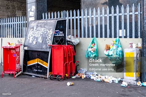 워털루 기차역 밖 울타리에 매달려 있는 쓰레기로 가득 찬 녹색 비닐 쓰레기 봉투 0명에 대한 스톡 사진 및 기타 이미지 0명 Central London 가득 찬