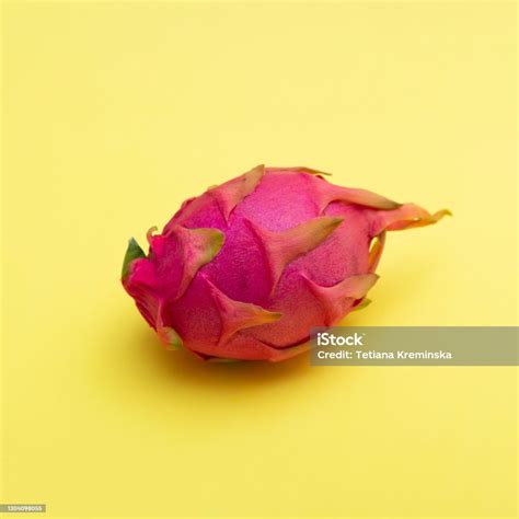 하얀 살로 잘 익은 드래곤 과일 분홍색 피타야 과일은 칼로리가 낮고 필수 비타민과 미네랄이 풍부하며 식이 섬유가 들어 있습니다 0명에 대한 스톡 사진 및 기타 이미지