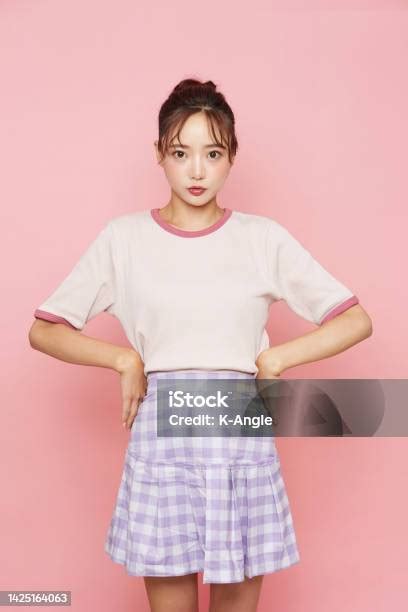 핑크 배경에 스포티 한 패션의 젊은 아시아 여성의 초상화 미니 스커트에 대한 스톡 사진 및 기타 이미지 미니 스커트 일본