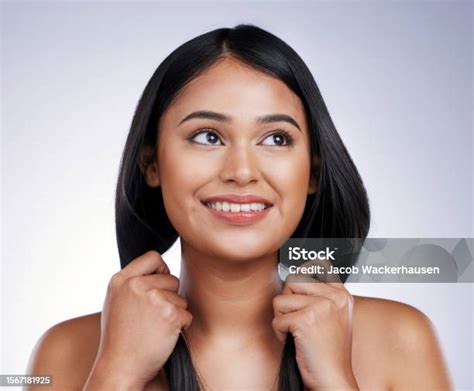 헤어케어 미녀 손에 머리카락을 들고 있는 여성 미소 하얀 배경에 고급 케라틴 강도 트리트먼트 얼굴 이발 성장 및 스튜디오 배경에