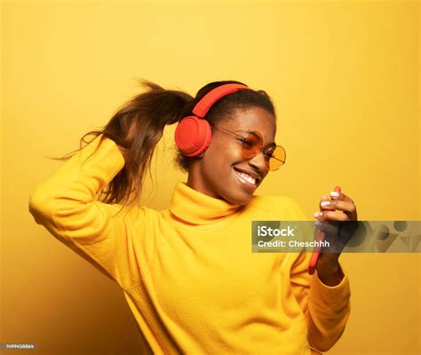 사람 음악 감정 개념 멜로디의 리듬에 맞춰 춤을 추는 젊은 아프리카계 미국인 여성 헤드폰에 대한 스톡 사진 및 기타 이미지 헤드폰 여성 음악 Istock