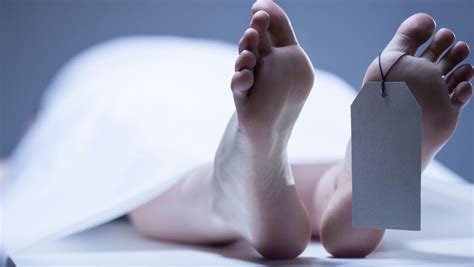 ബ ന്ധു ക്ക ളും അ യ ൽ വാ സി ക ളു മെ ല്ലാ മെ ത്തി ആ ദ രാ ഞ്ജ ലി യ ർ പ്പി ച്ചു മൃ ത ദേ ഹം അ ന്ത്യ