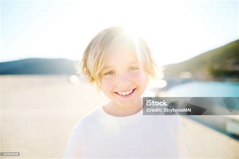 화창한 날의 여름 방학 동안 바다에서 쾌활하게 웃는 여학생 아이의 초상화 자유 행복한 어린 시절 및 무한한 가능성의 개념 8 9 살에 대한 스톡 사진 및 기타 이미지