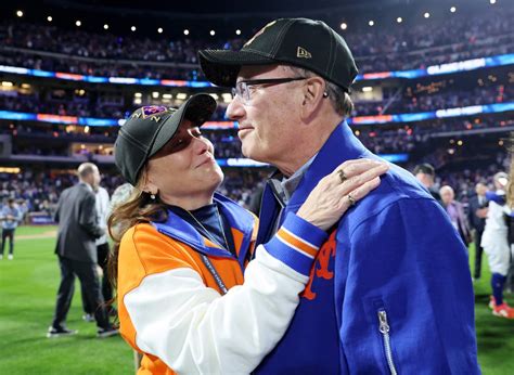 Steve Cohen Wife Alex Share Kiss On Field After Mets Nlds Win