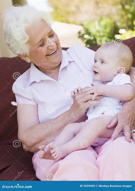 Gro Mutter Drau En Auf Patio Mit Sch Tzchen Stockbild Bild Von Stolz Monat