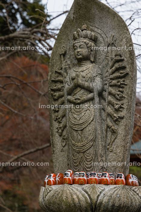 日本 大阪府箕面市にある勝尾寺の境内に点在するダルマ達の写真素材 212155170 イメージマート