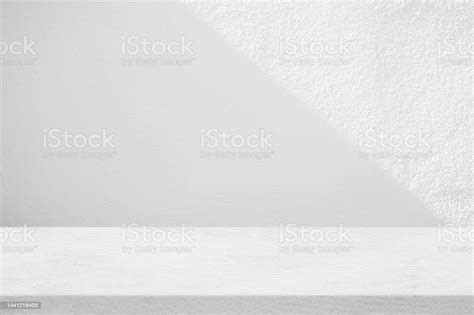 흰색 치장 벽토 벽 질감 배경과 광선과 그림자가 있는 콘크리트 테이블 제품 프레젠테이션 배경 디스플레이 및 모형에 적합합니다 벽에 대한 스톡 사진 및 기타 이미지 Istock