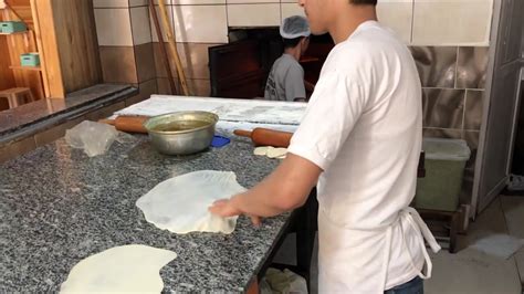 高颜值外国小哥甩饼技术超牛和印度飞饼有的一拼 凤凰网视频 凤凰网
