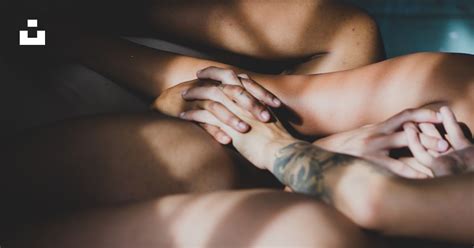 침대 위에 누워있는 벌거 벗은 여자 두 명 사진 Unsplash의 무료 여자 이미지