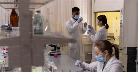 과학 실험실에서 플라스크의 유체로 작업하는 젊은 과학자 그룹 사진 Unsplash의 비커 이미지