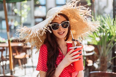 더운 화창한 날에는 차가운 음료를 마셔야합니다 여름철 초상화 20 24세에 대한 스톡 사진 및 기타 이미지 20 24세 8월 개념 Istock