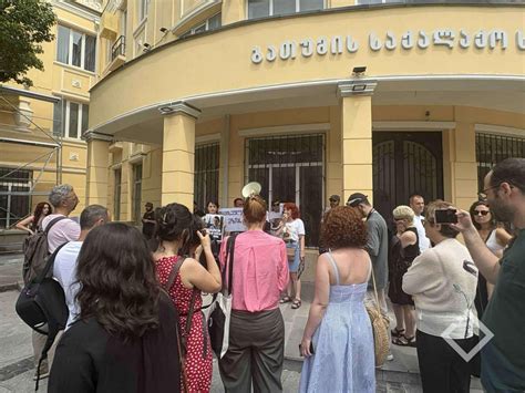 ბათუმის საქალაქო სასამართლოსთან მზია ამაღლობელის მხარდამჭერები აქციას მართავენ Adjara Tv