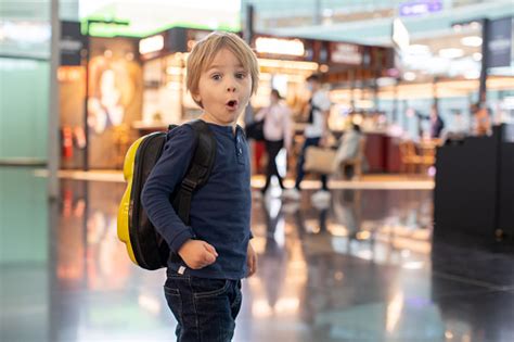 출발 게이트 근처 공항 환승 홀에서 비행기에 탑승을 기다리는 귀여운 아기 소년 아이들과 함께 공기로 활동적인 가족 라이프 스타일 여행 아이에 대한 스톡 사진 및 기타 이미지